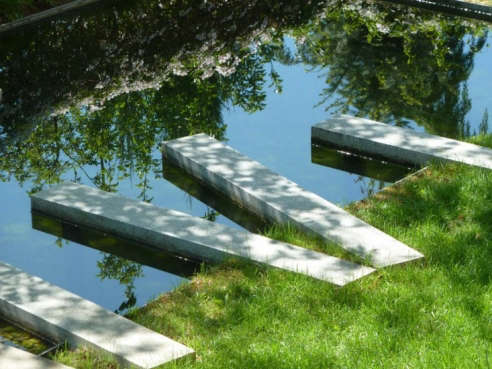 The Dark Mirror: A Backyard Reflecting Pool in Eastern Europe - Gardenista