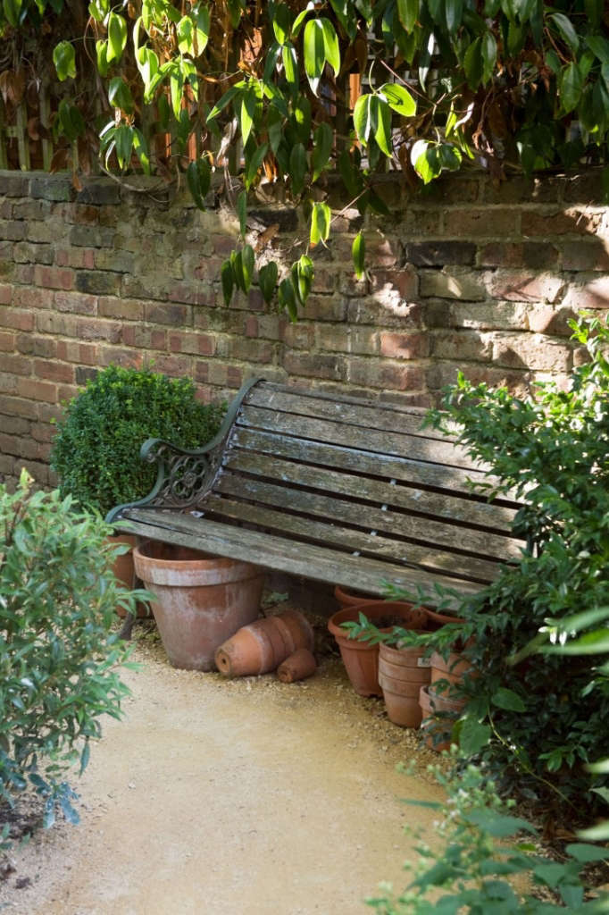 Designer Visit: The Black and Green Garden of Chris Moss - Gardenista