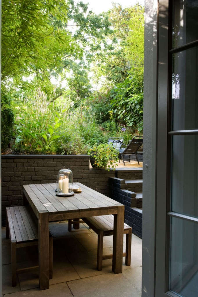 Designer Visit: The Black and Green Garden of Chris Moss - Gardenista