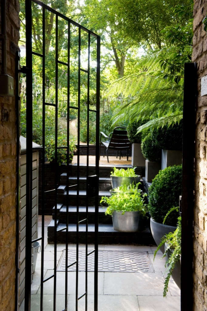 Designer Visit: The Black and Green Garden of Chris Moss - Gardenista