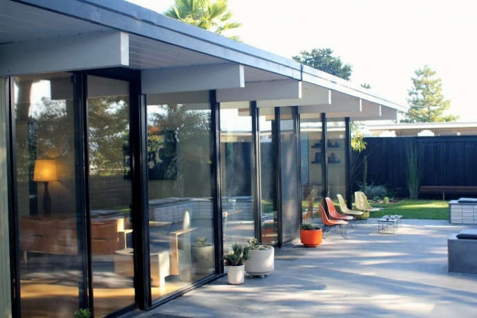 The Sheltering Sky: 10 Roof Overhangs to Enhance Your House - Gardenista