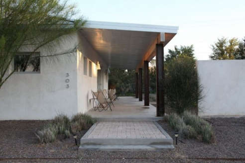 The Sheltering Sky: 10 Roof Overhangs to Enhance Your House - Gardenista