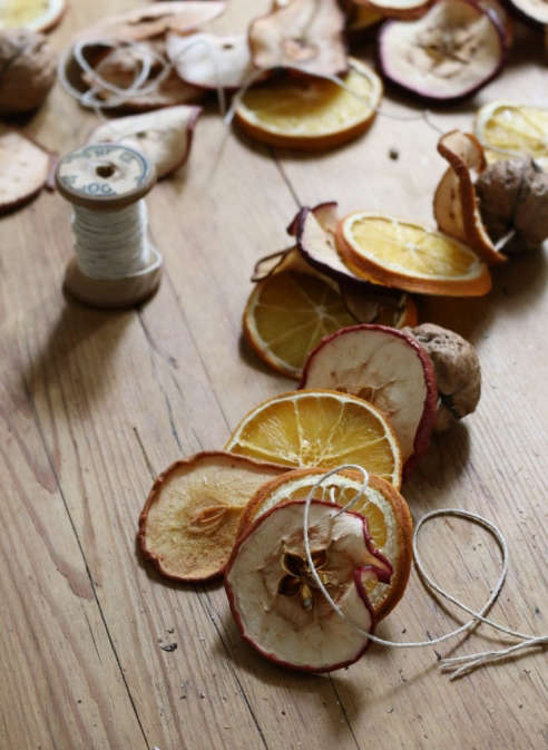 DIY: A Dried Fruit Garland for the Holidays - Gardenista