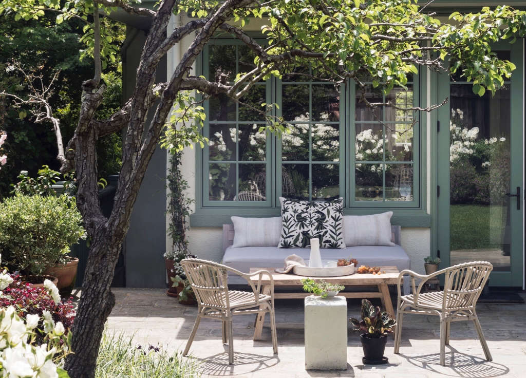 In the Outdoor Room, One Piece Makes All the Difference - Gardenista
