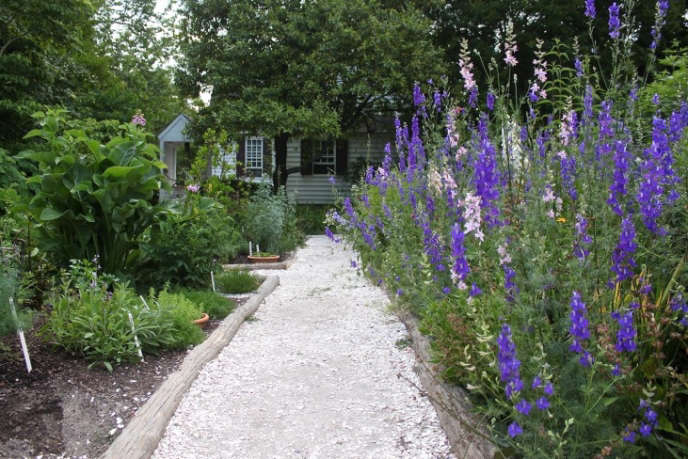 Hardscaping 101: Seashell Paths and Driveways - Gardenista