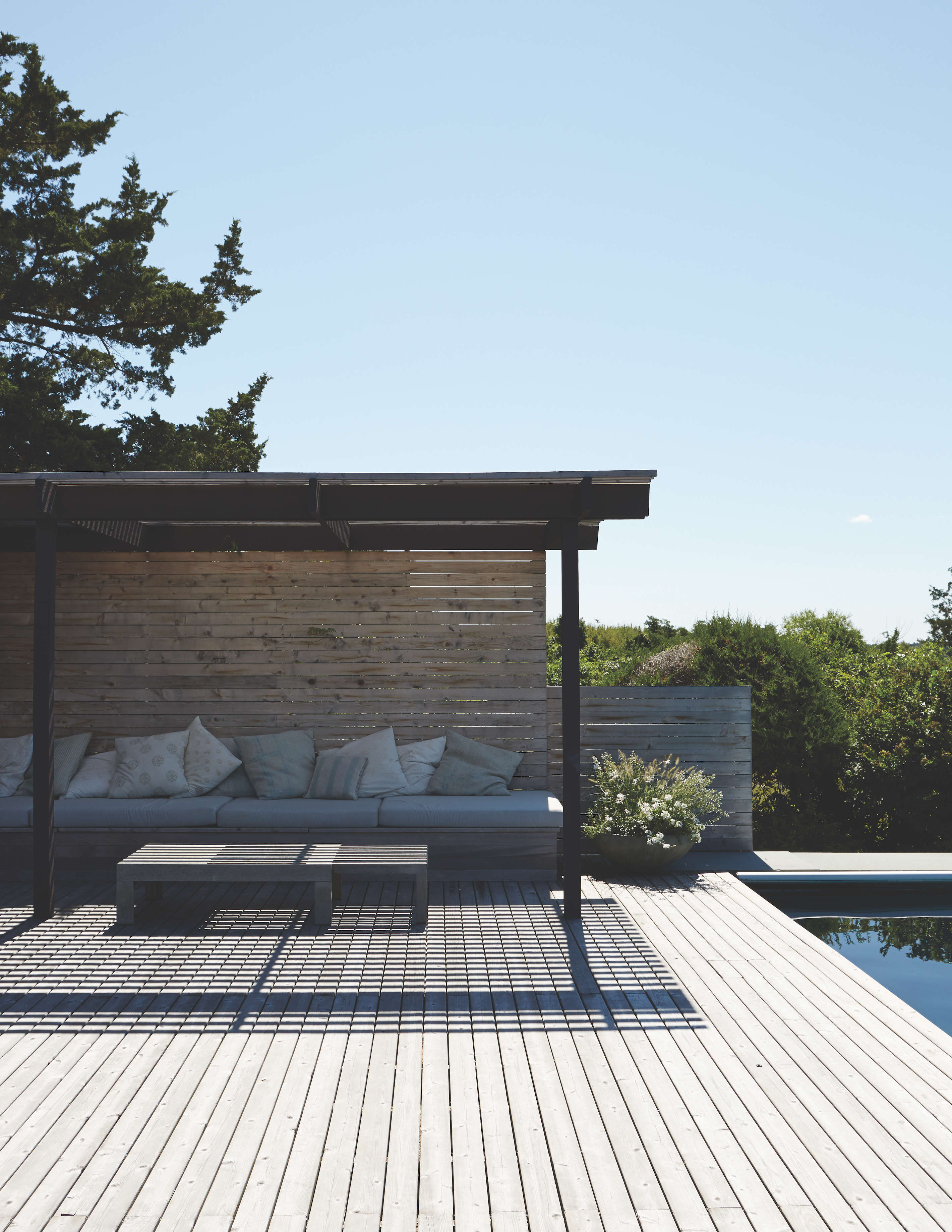The New Outdoor Living Room: 10 Favorite Built-in Sofas for Decks and ...