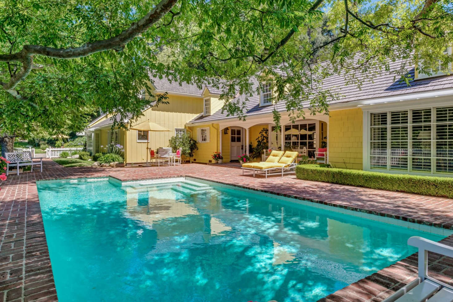 Swimming Pool of the Week: A Modern Update in Beverly Hills - Gardenista