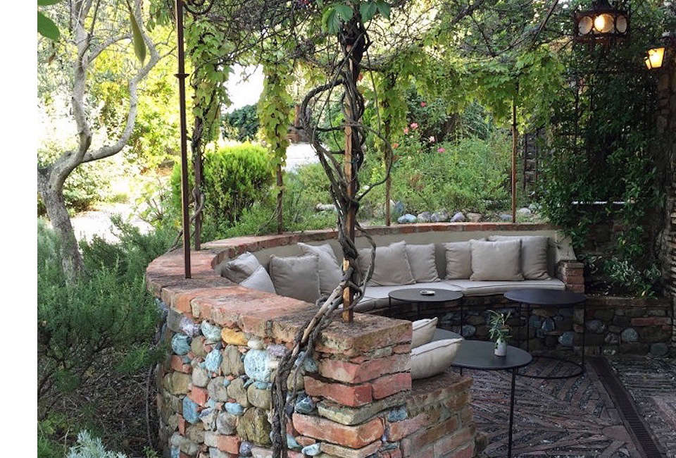 Steal This Look: Built-In Brick Seating for a Tuscan Terrace - Gardenista