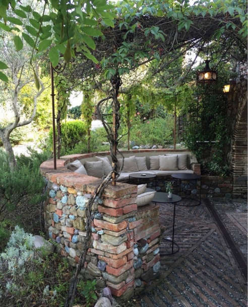 Steal This Look: Built-In Brick Seating for a Tuscan Terrace - Gardenista