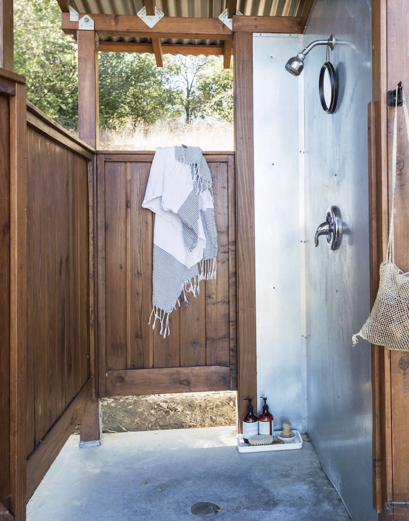 Outdoor Showers: 20 Ideas for Bathing en Plein Air - Gardenista