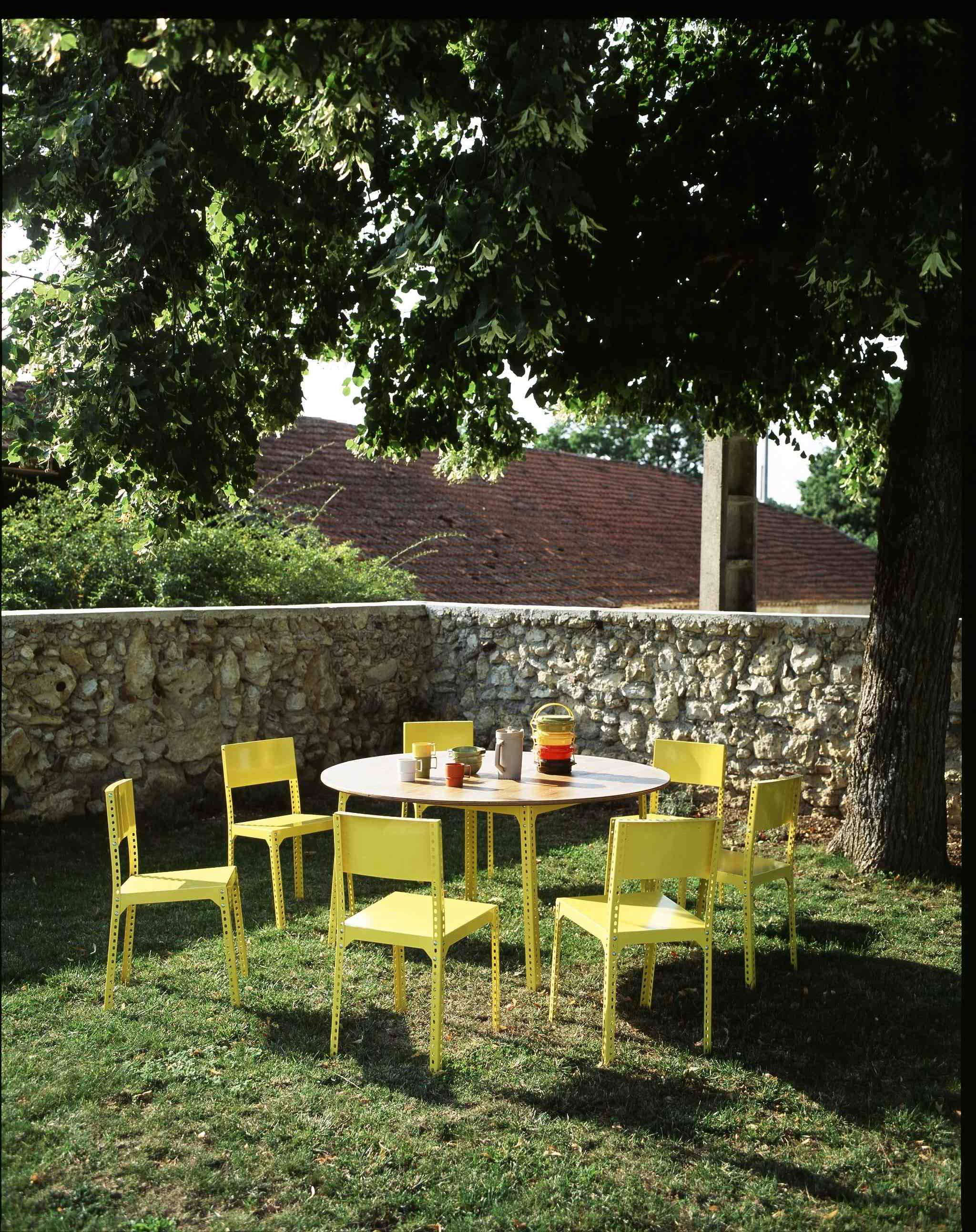 Dine Outdoors Like a French Family: 12 Ideas to Steal - Gardenista