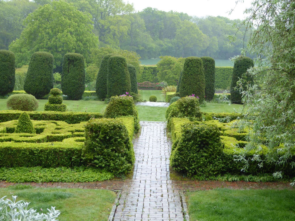 Long Barn: Vita Sackville-West's Starter Garden - Gardenista