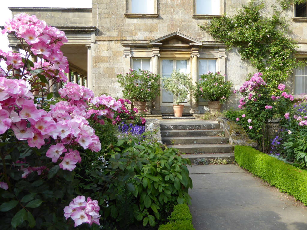 10 Ideas to Steal from the Romantic Gardens at Kiftsgate Court - Gardenista