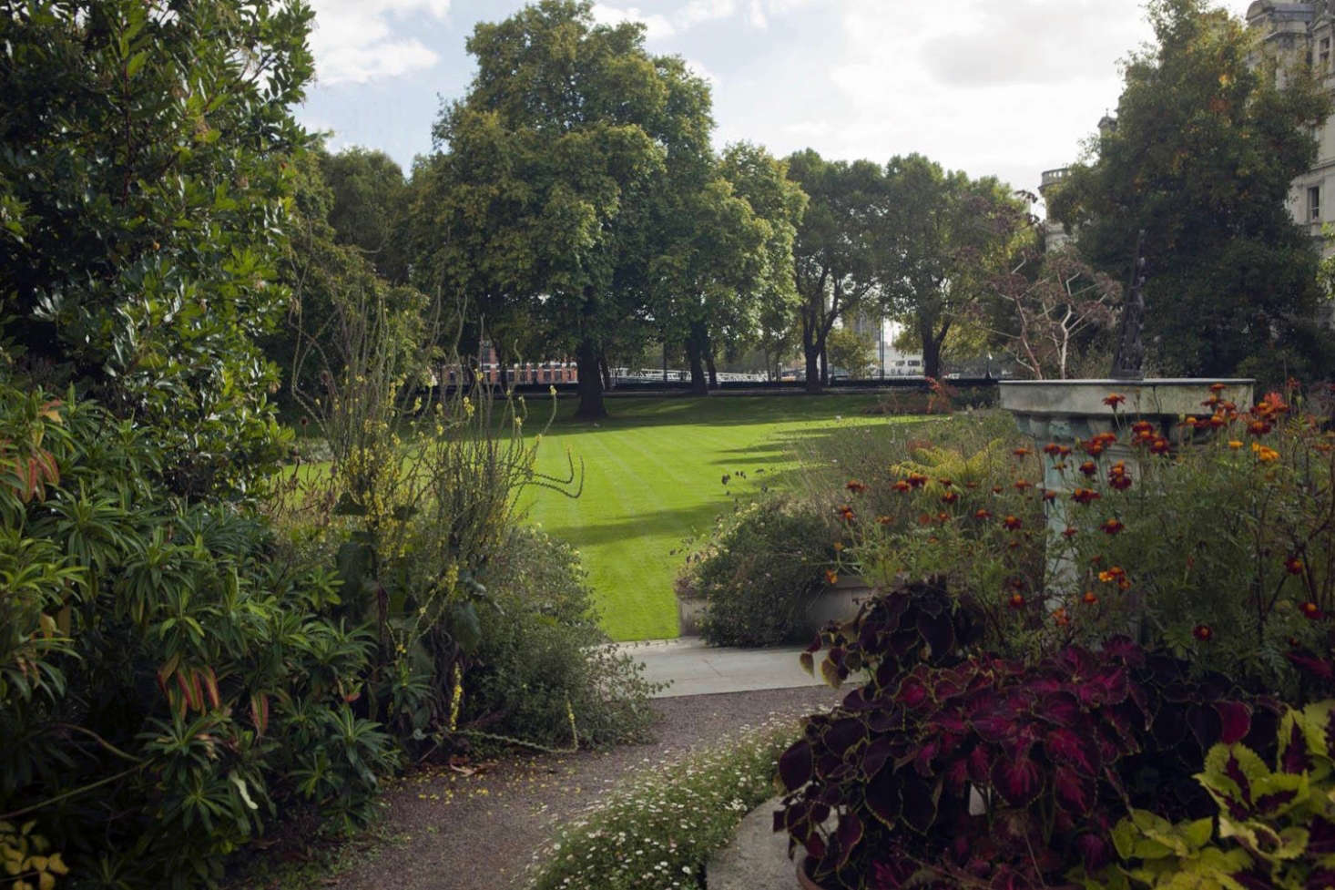 Almost Private: A Secret River Garden in Central London - Gardenista