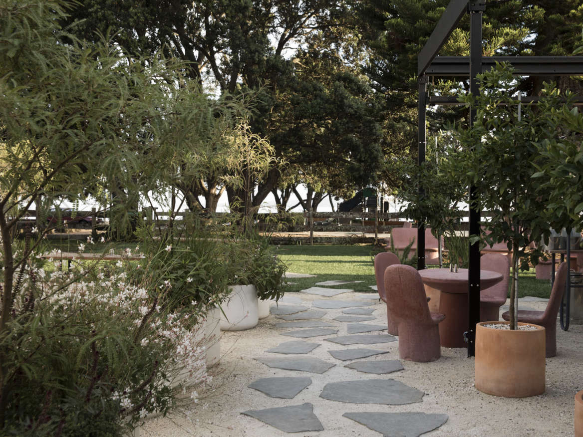 Au Naturel in Auckland: A Beachside Courtyard by Jared Lockhart Design ...