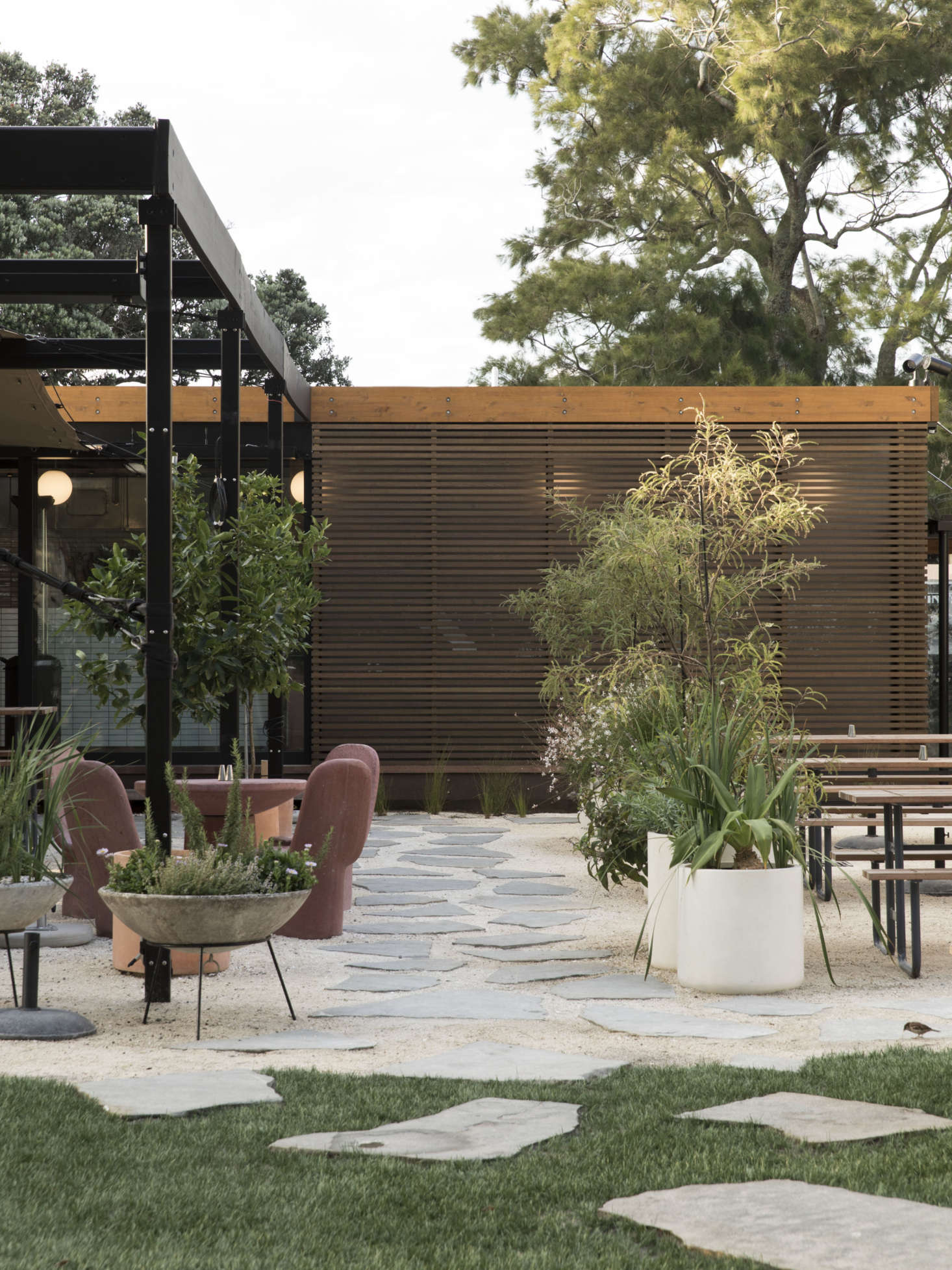Au Naturel in Auckland: A Beachside Courtyard by Jared Lockhart Design ...