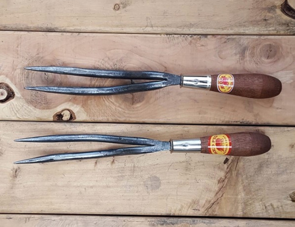 8 Favorites: Weeding Forks - Gardenista