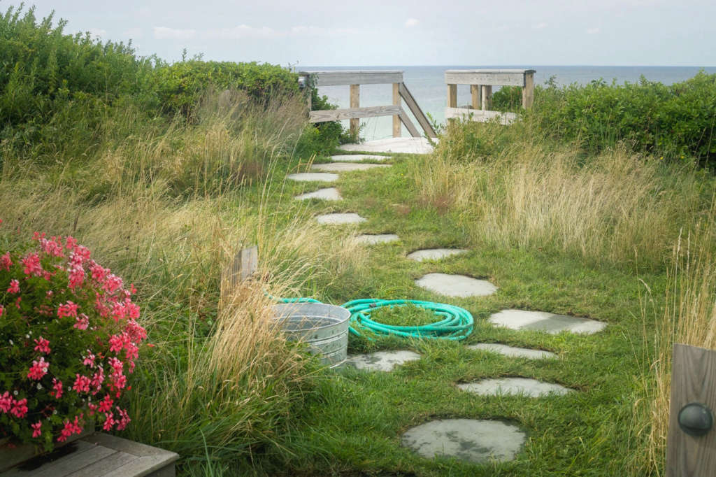 The Sand-Free Summer Cottage: 8 Ways to Keep the Beach at Bay - Gardenista