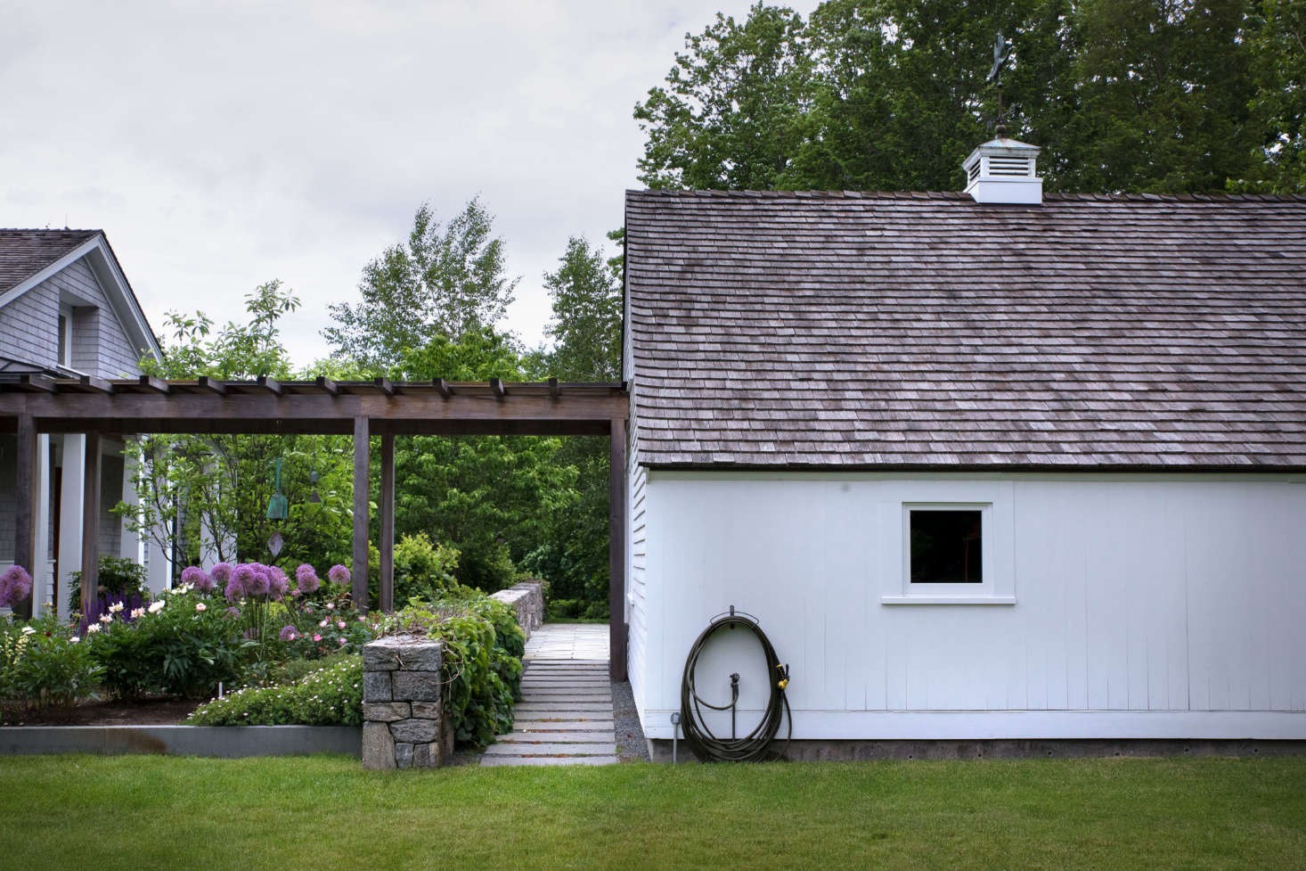 The New American Gothic: 11 Modern Farmhouses with Curb Appeal - Gardenista