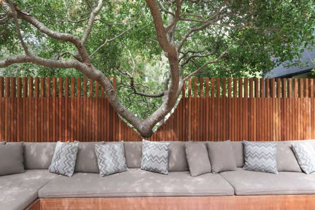 Swimming Pool Fences: 10 Ideas for Safety & Style at Water's Edge ...