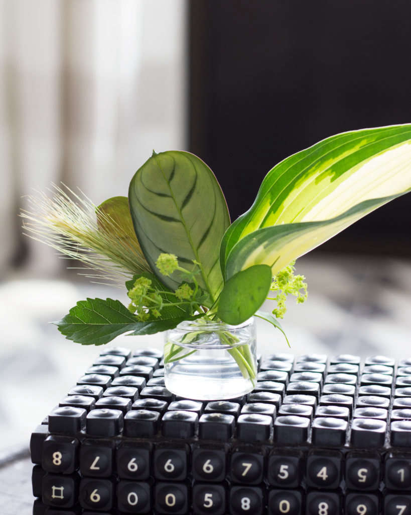 Tiny Bouquets: 8 Ideas for Floral Arrangements in Miniature Vases ...