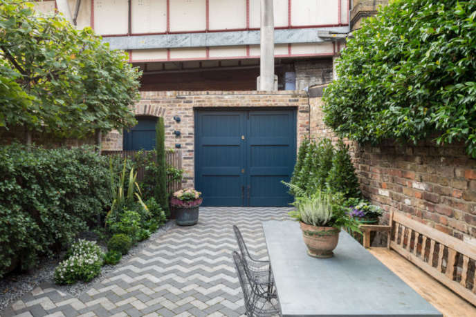 Lost in Time: A London Courtyard Garden on a Camera-Ready Historic ...