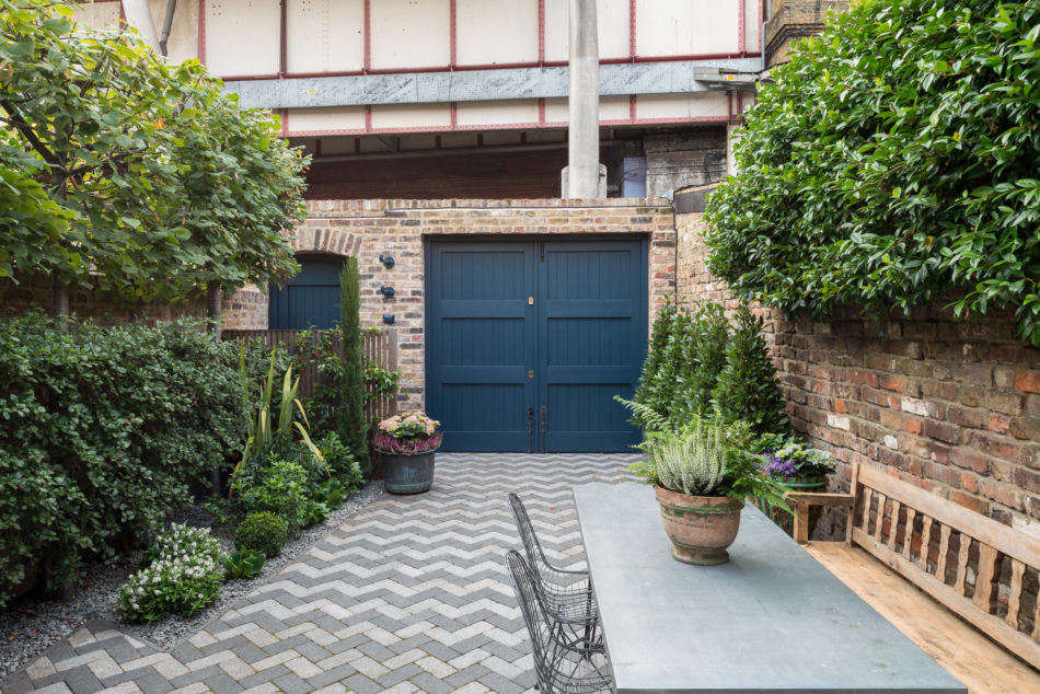 Lost in Time: A London Courtyard Garden on a Camera-Ready Historic ...