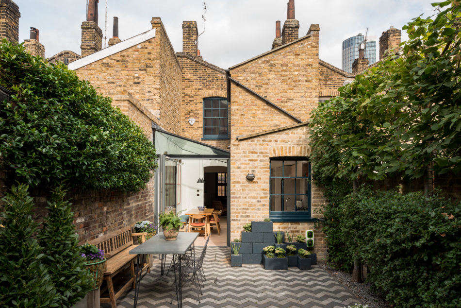 Lost in Time: A London Courtyard Garden on a Camera-Ready Historic ...