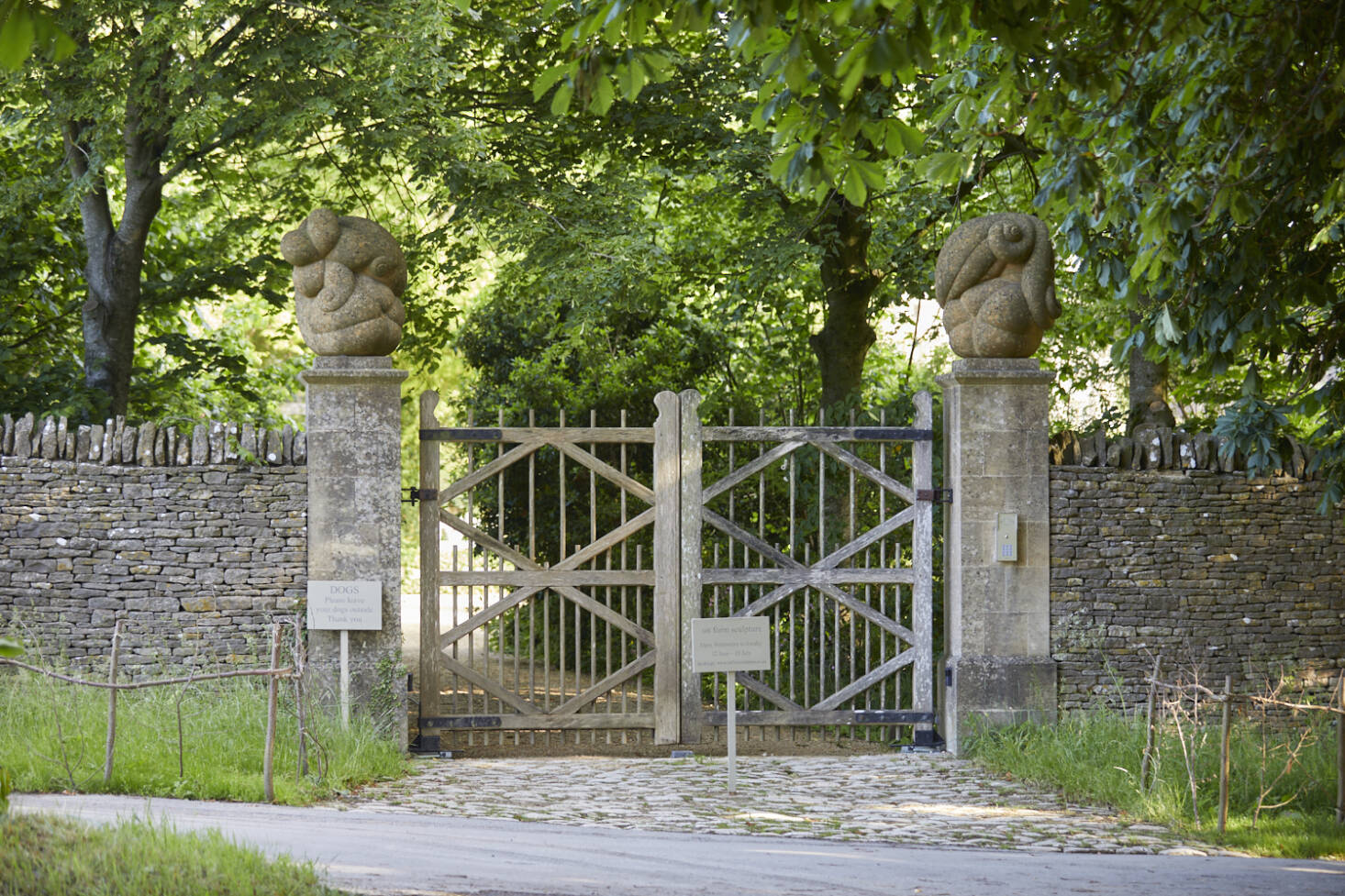 Stone and Roses: Asthall Manor in the Cotswolds - Gardenista