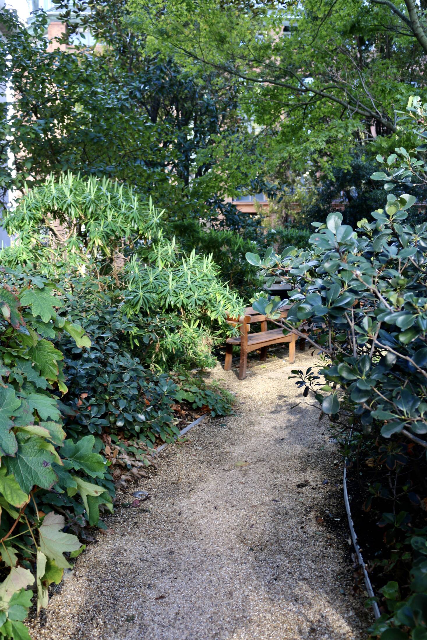 Garden Visit: A London Pocket Park with a Famous Neighbor - Gardenista