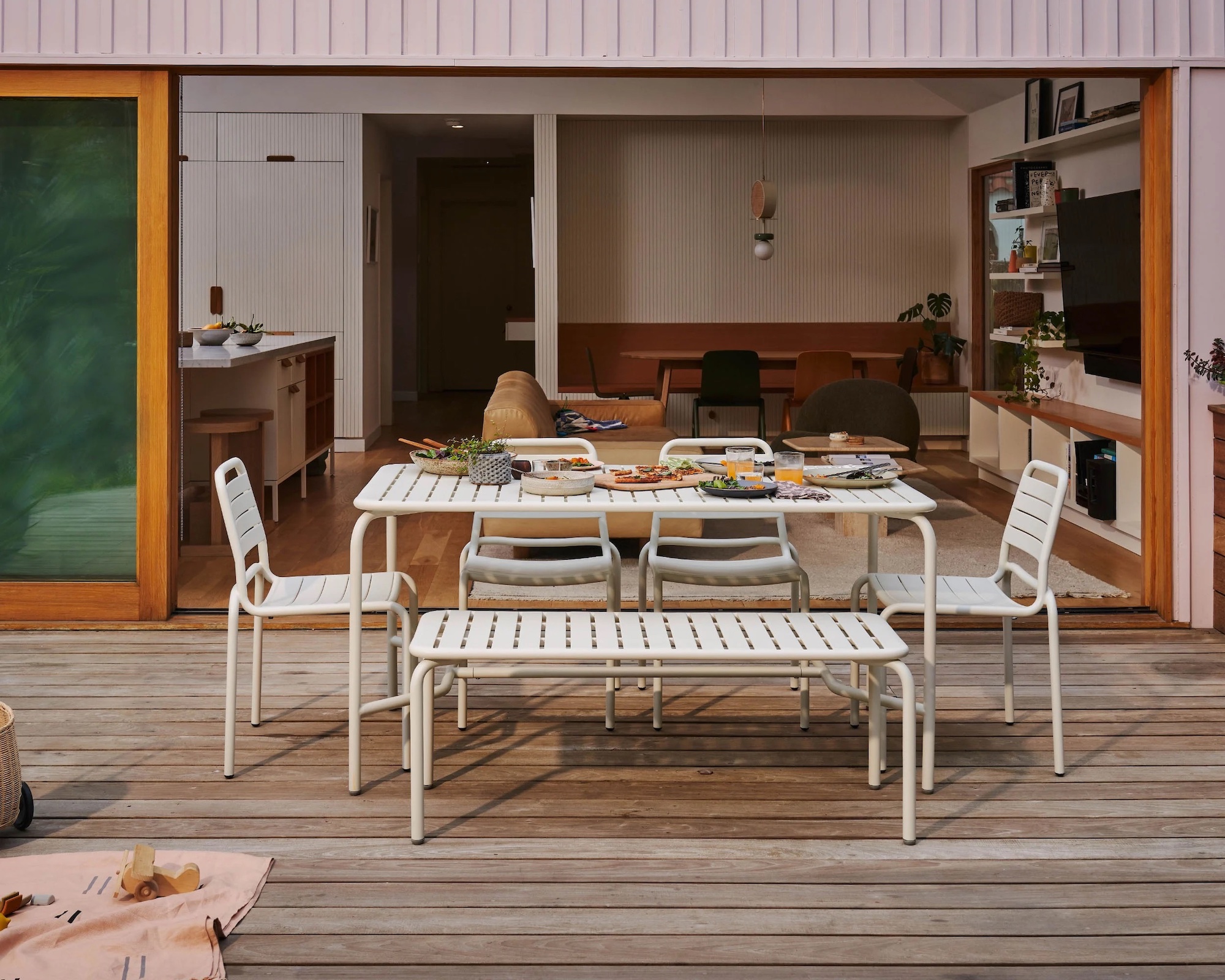 10 Easy Pieces: Powder-Coated Metal Dining Sets - Gardenista