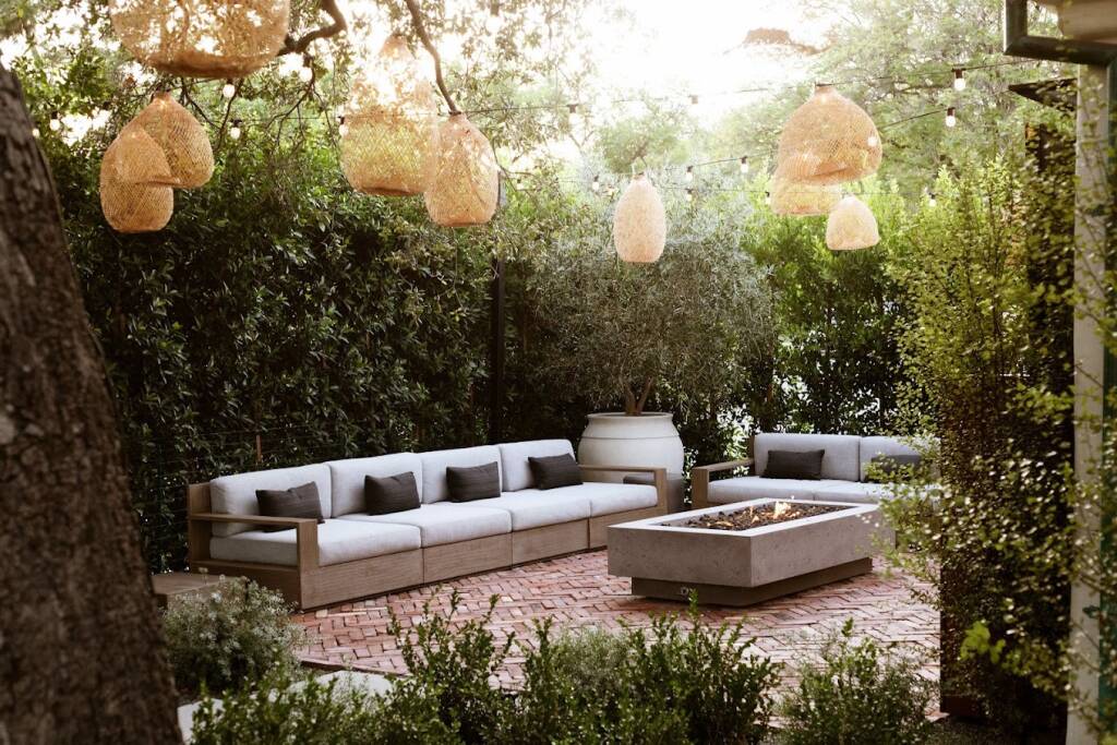 Steal This Look: A Luxe Outdoor Living Room in Glendale, CA - Gardenista