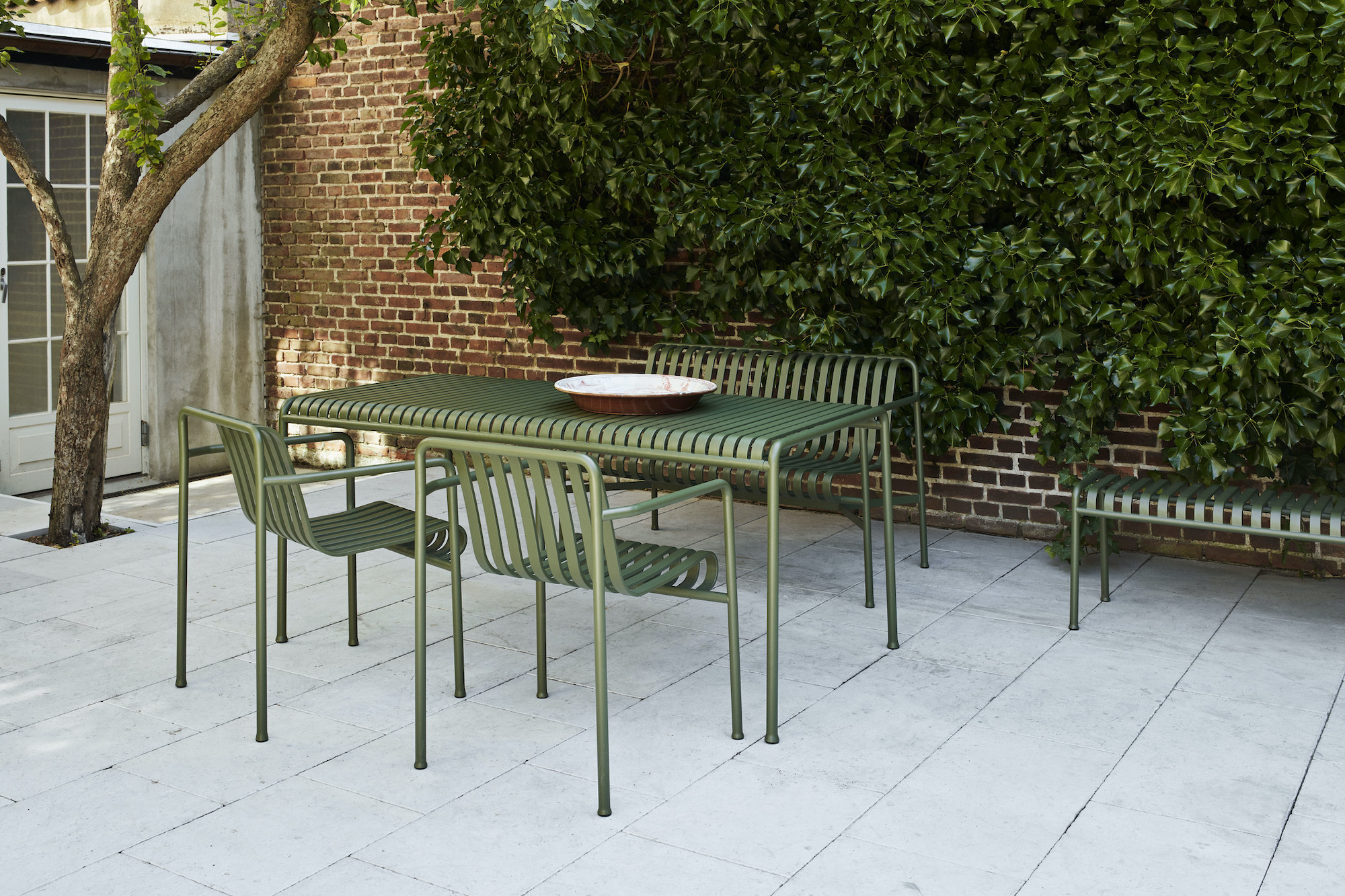 10 Easy Pieces: Powder-Coated Metal Dining Sets - Gardenista
