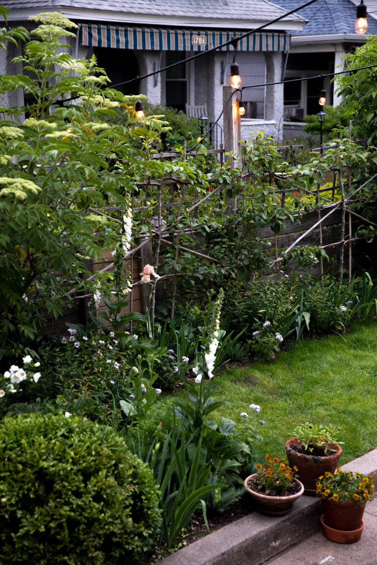 Alexandria Donati and Jonathan Chesley's Rockaway Beach Garden