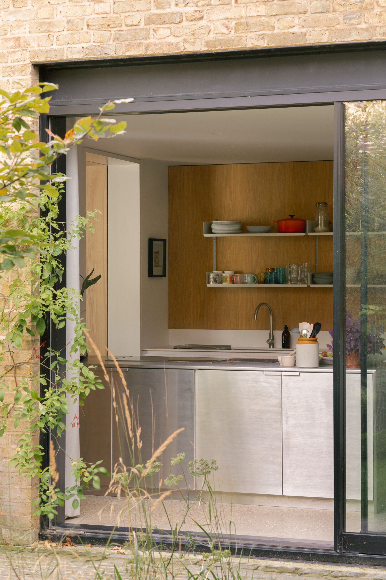 Trending on Remodelista: City-Slick Kitchens - Gardenista