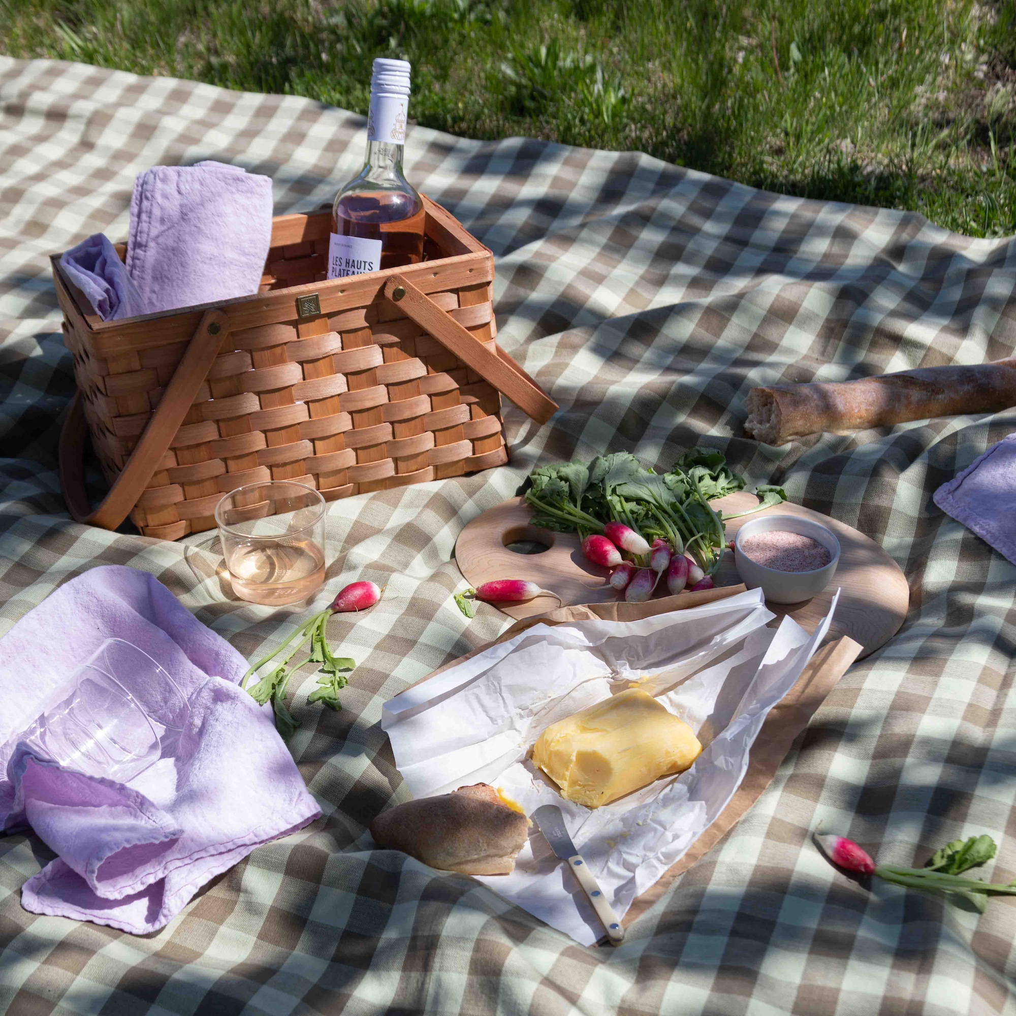 Stylish Picnic Accessories: Our Favorite Finds for Outdoor Dining